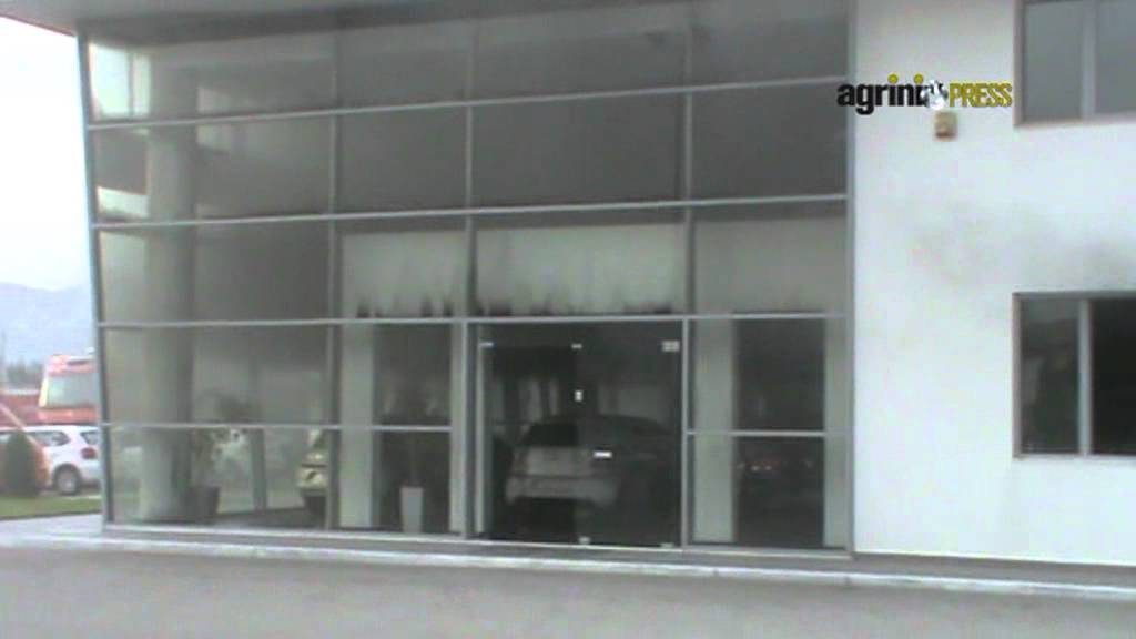 agriniopress.5-4-2012.Πυρκαγια σε αντιπροσωπεια αυτοκινητων ,.mpg - YouTube