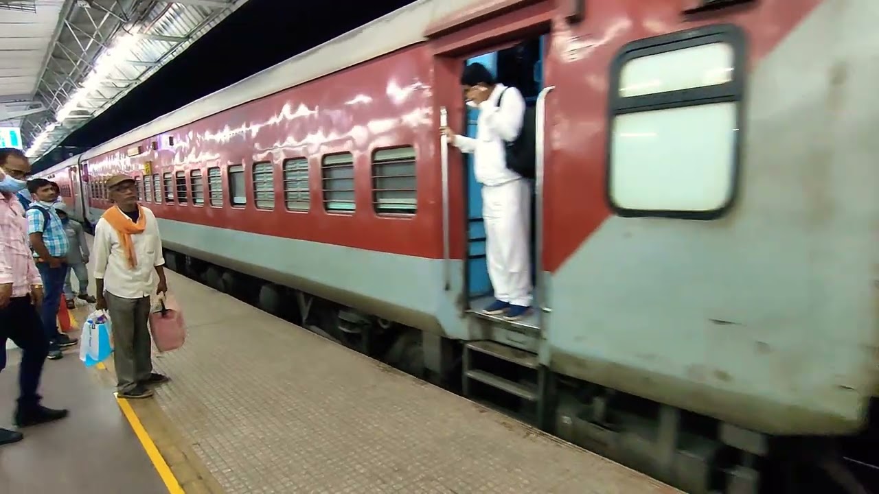12801 Puri-New Delhi Purushottam Express arriving Bhubaneswar Railway ...