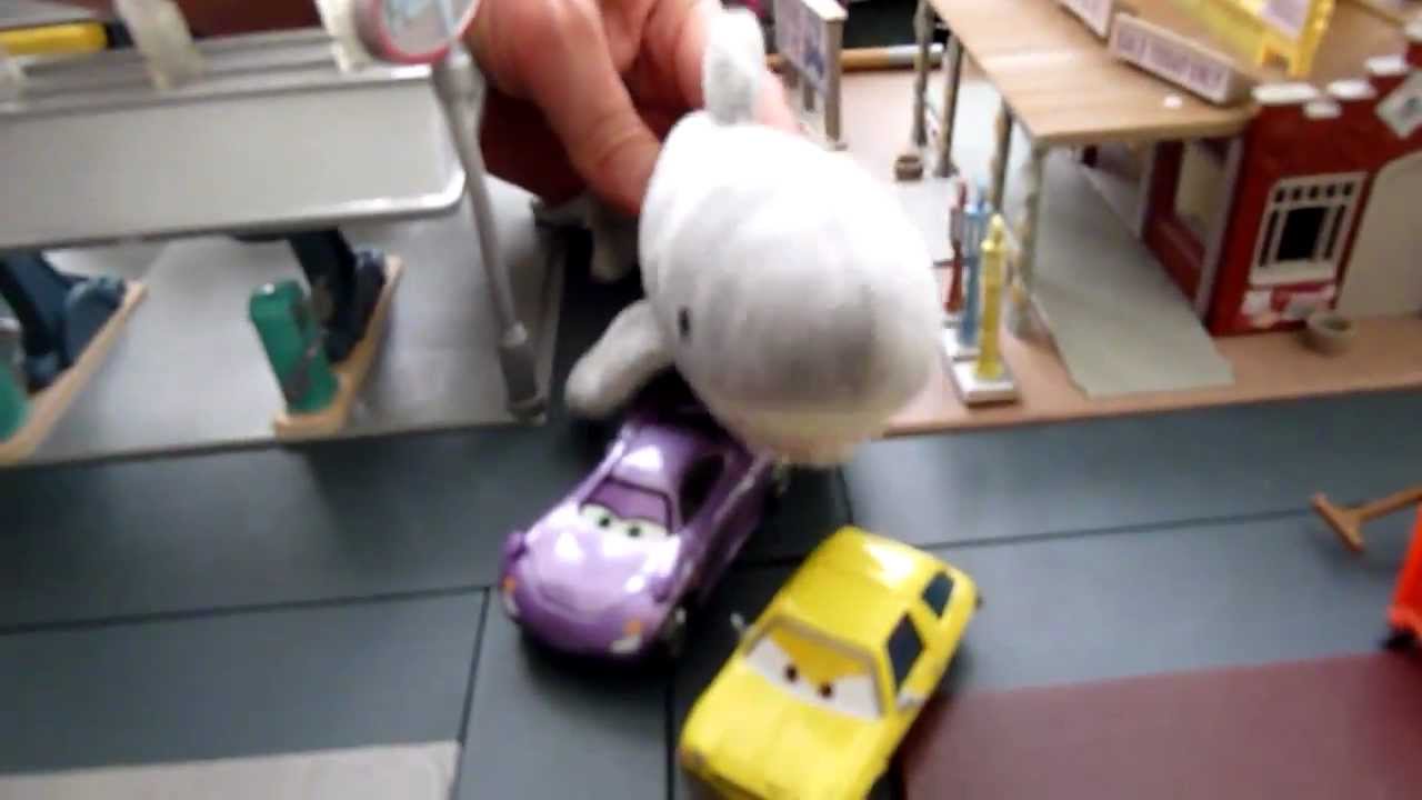 Shark Reviews Fred Pacer and Holley Shiftwell 2-Pack (Cars 2) - YouTube