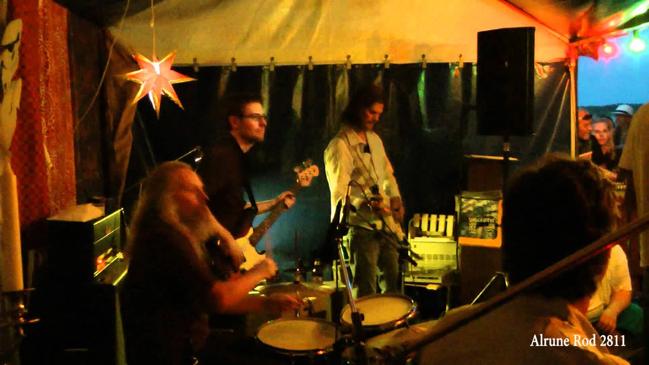 Fat Bull & Do The Strand Band plays a midnight sun beach party at Åmål ...