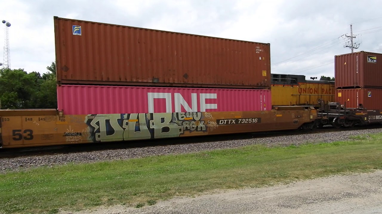 UP Z train east with 5 locomotives 2 in the middle meets a westbound ...