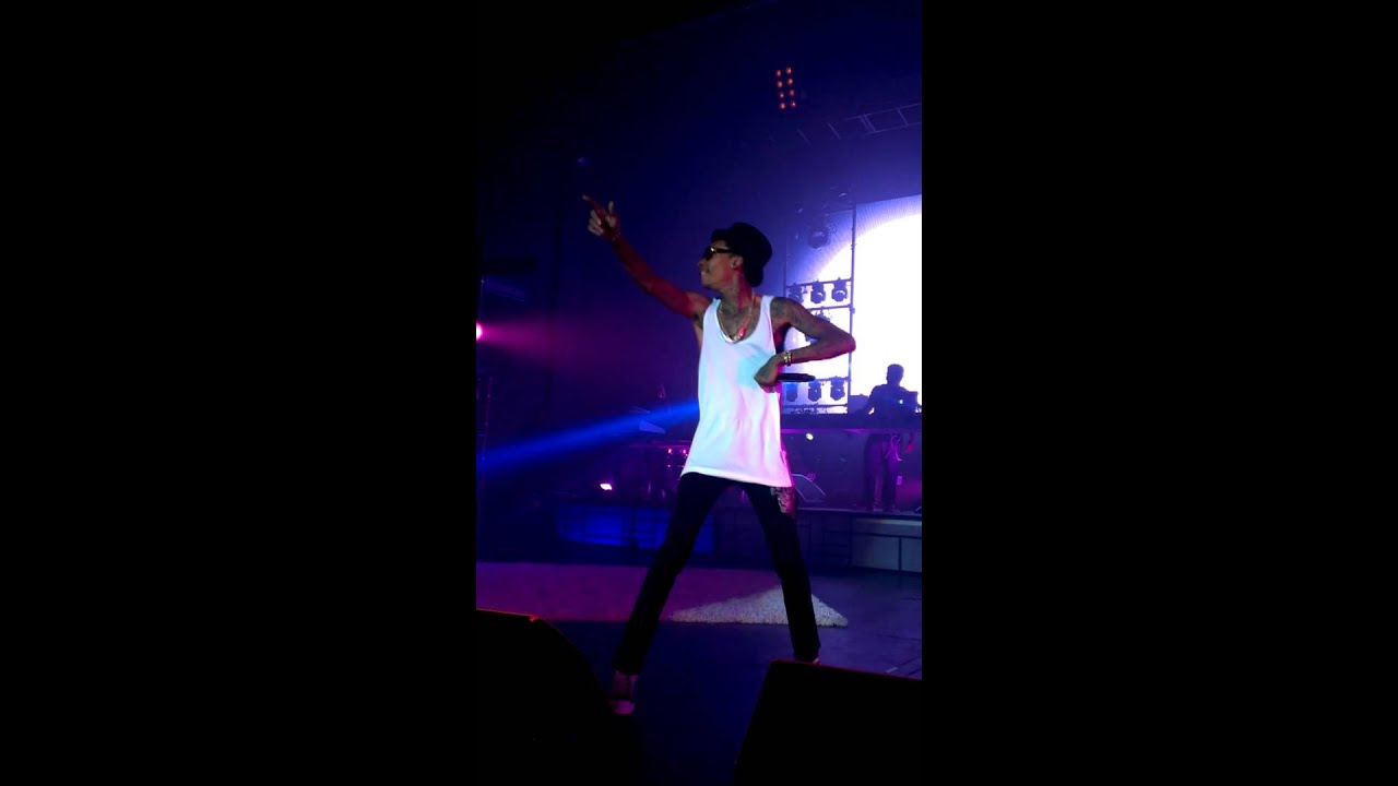 Guy jumps on stage at The Wiz khalifa concert - YouTube