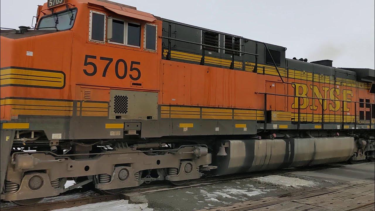2/21/2021 - BNSF 5705 (AC4400CW) leads CN C730 - YouTube