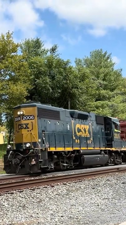 CSX L128 coming WB off the OML at POR with a nice horn show and solo GEEP leading LHF - YouTube