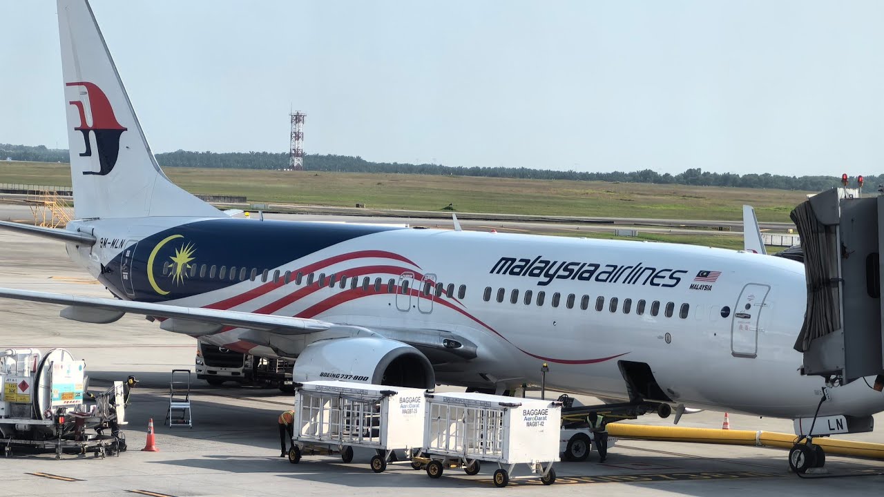 Kuala Lumpur- Jakarta Malaysia Airlines MH-725 Boeing 737-800 - YouTube