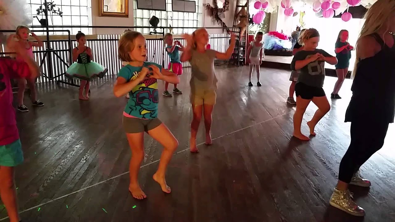 Kaeli's Dancing to Lips Are Moving - YouTube