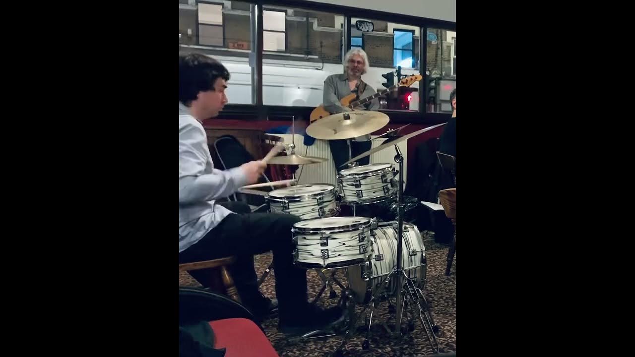 Ollie Usiskin Drum Solo 2022 ( influenced by Dave Weckl, Vinnie Colaiuta, Buddy Rich) - YouTube