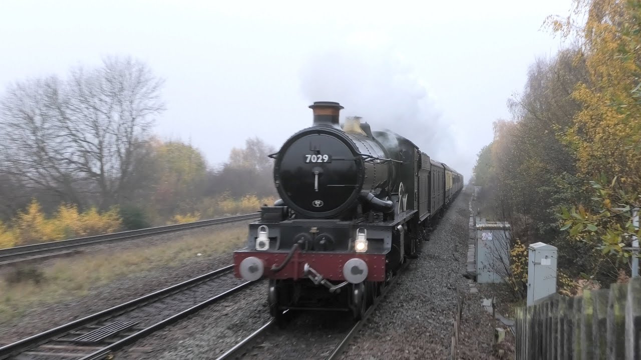 Steam locomotive 7029 Clun Castle through foggy Swinton (S. Yorks ...