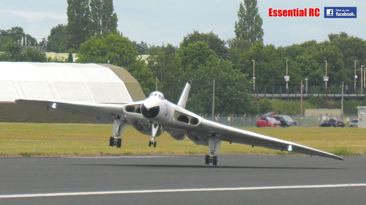 GIANT SCALE radio controlled VULCAN XH558 (4 JET ENGINES and 20FT ...