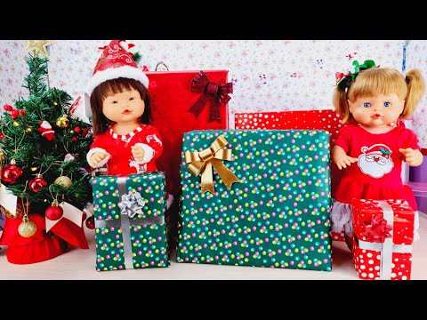 Las muñecas ANI y ONA abren los REGALOS de PAPÁ NOEL en Navidad