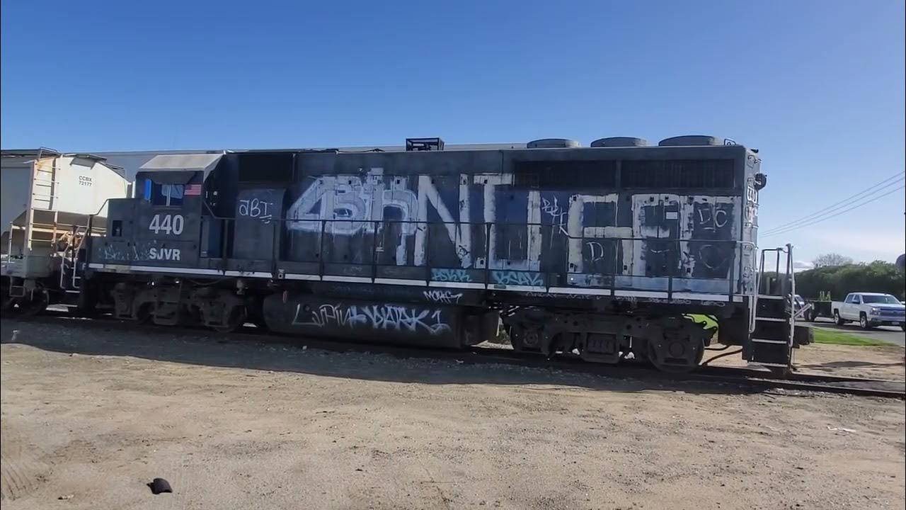 SJVR 440 passing Clinton Ave Fresno ca - YouTube