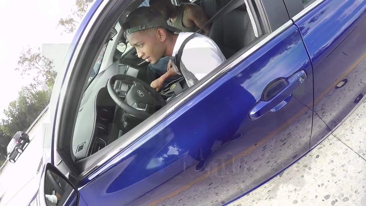 MOTORCYCLE CUT OFF ON LOS ANGELES FREEWAY (MUST WATCH) - YouTube