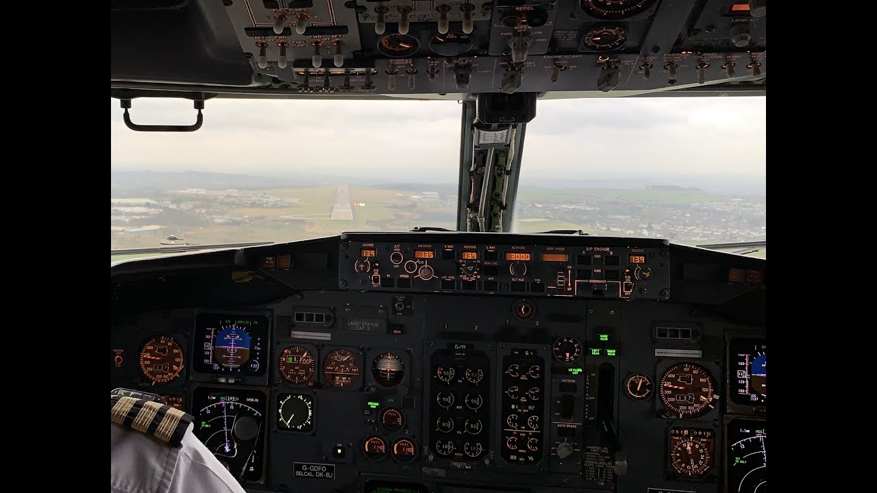 737-300 Landing - Cockpit View! - YouTube