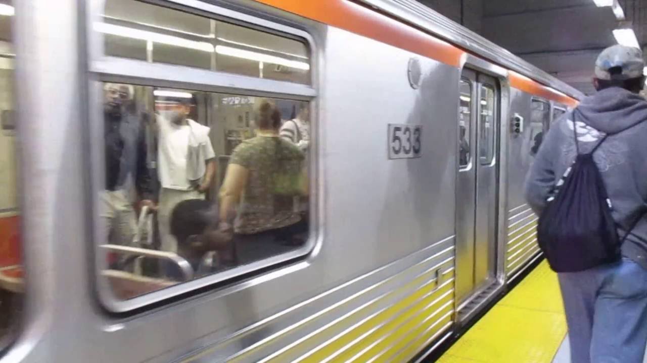 SEPTA Broad Street Line: Two Trains at City Hall Station - YouTube
