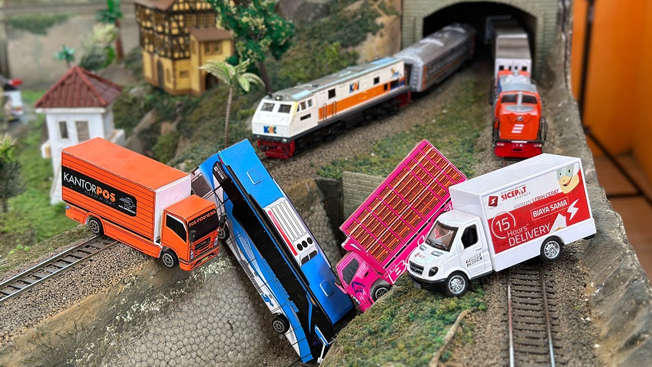 Kereta Api Panjang Menabrak Mobil Terjun Ke Lubang Rel di Depan ...