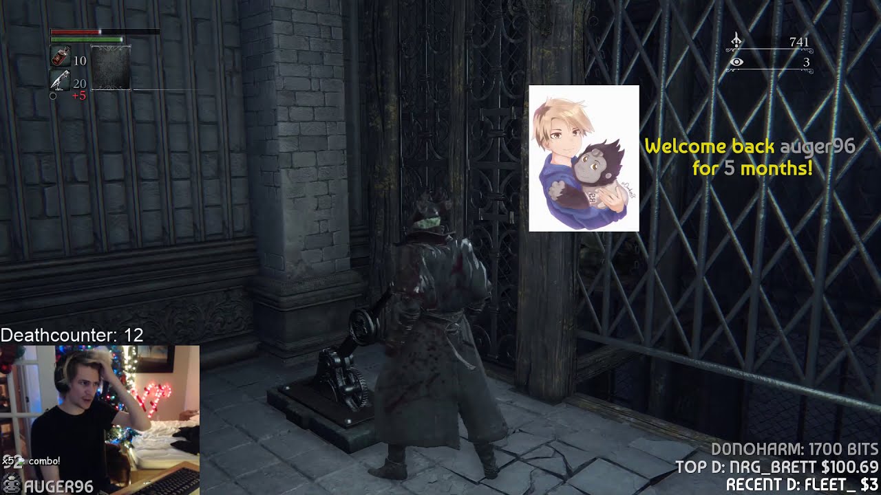 Xqc mom sneaks in to give him food - YouTube