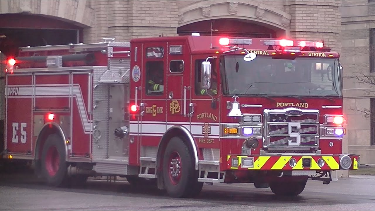 Portland Engine 5 Responding with Air Horn - YouTube