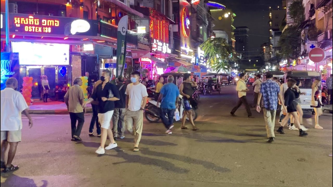 Happy Nightlife - Phnom Penh Street Scene - Cambodia Night Tour - YouTube