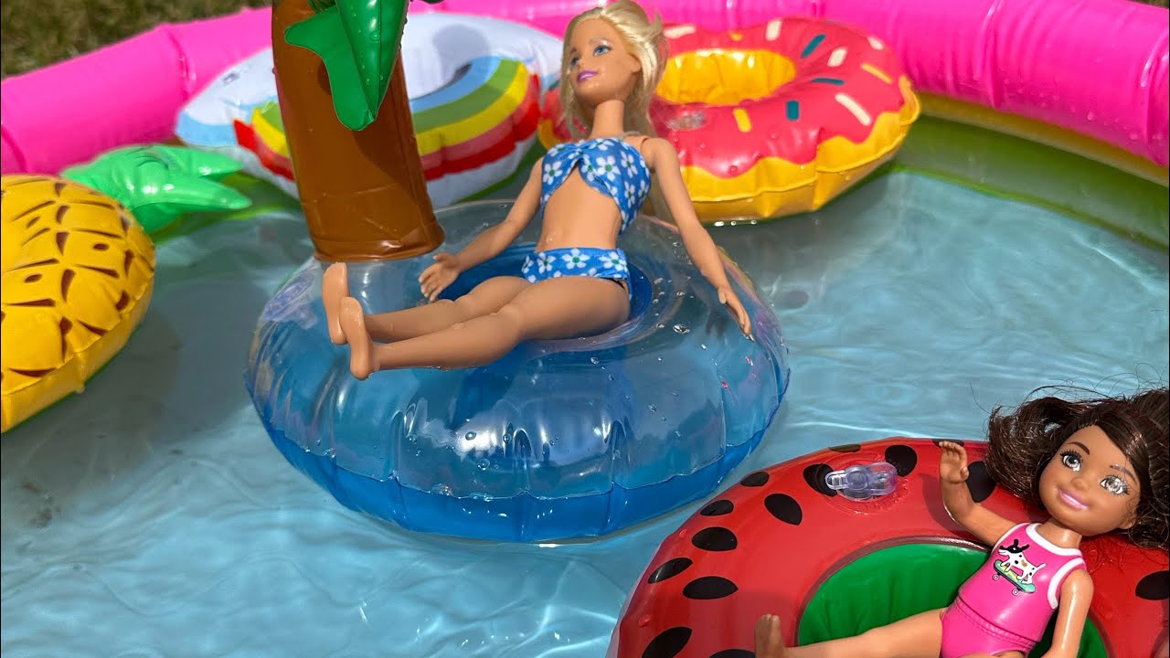 Bella and mommy go to the pool- Big Floaty Party!-pool-floats-Fun! - YouTube