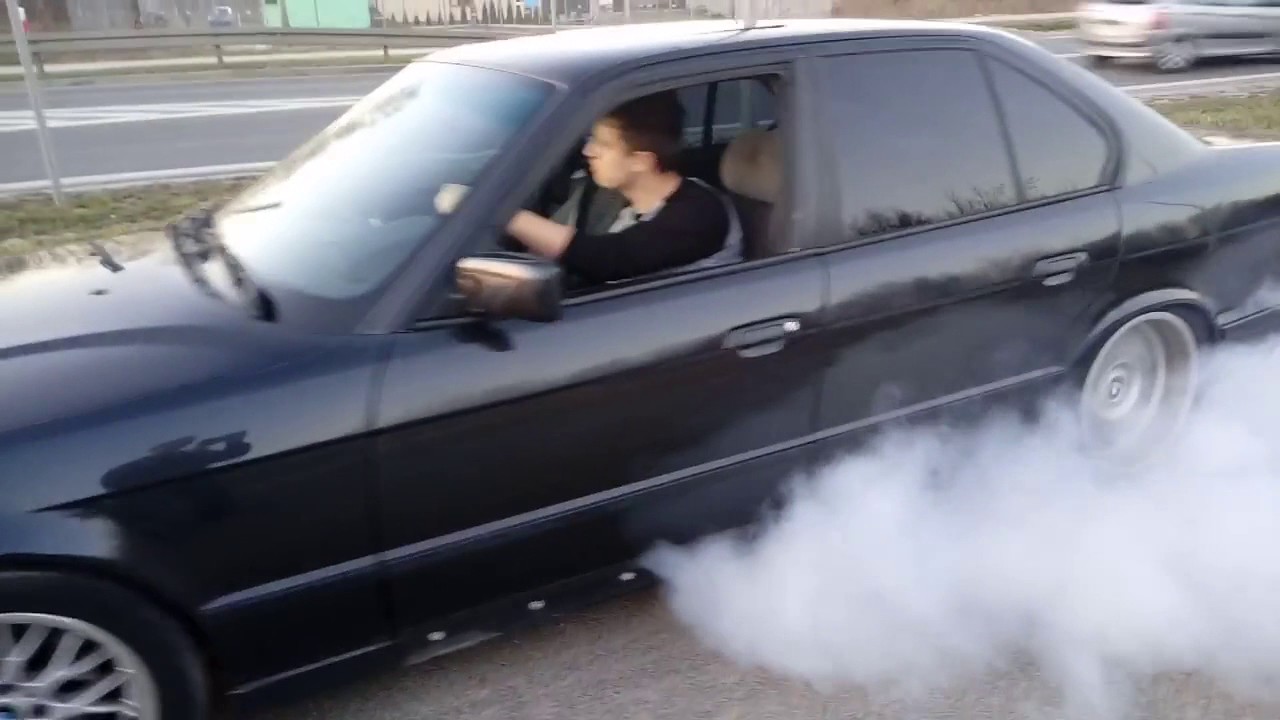 BMW e34 530 V8 Burnout - YouTube