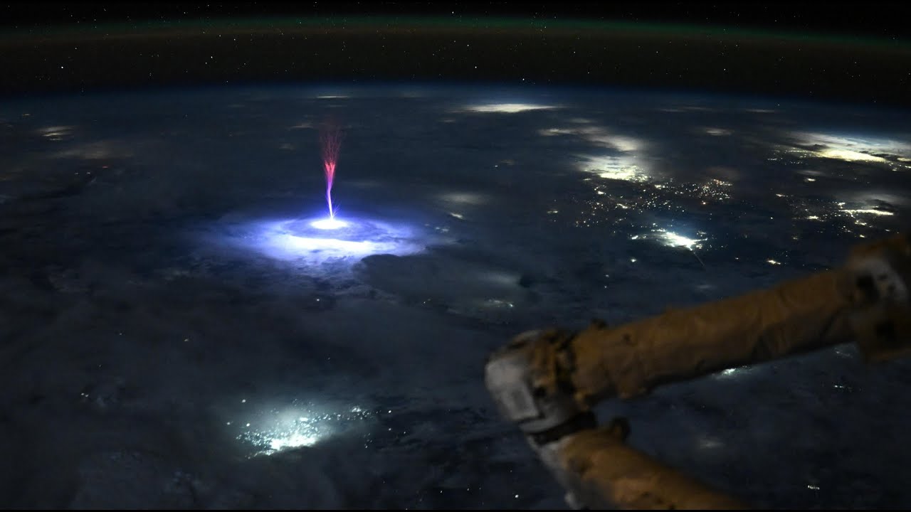 NASA Astronaut Captures Stunning 'Sprite' Light Show Above Earth's ...