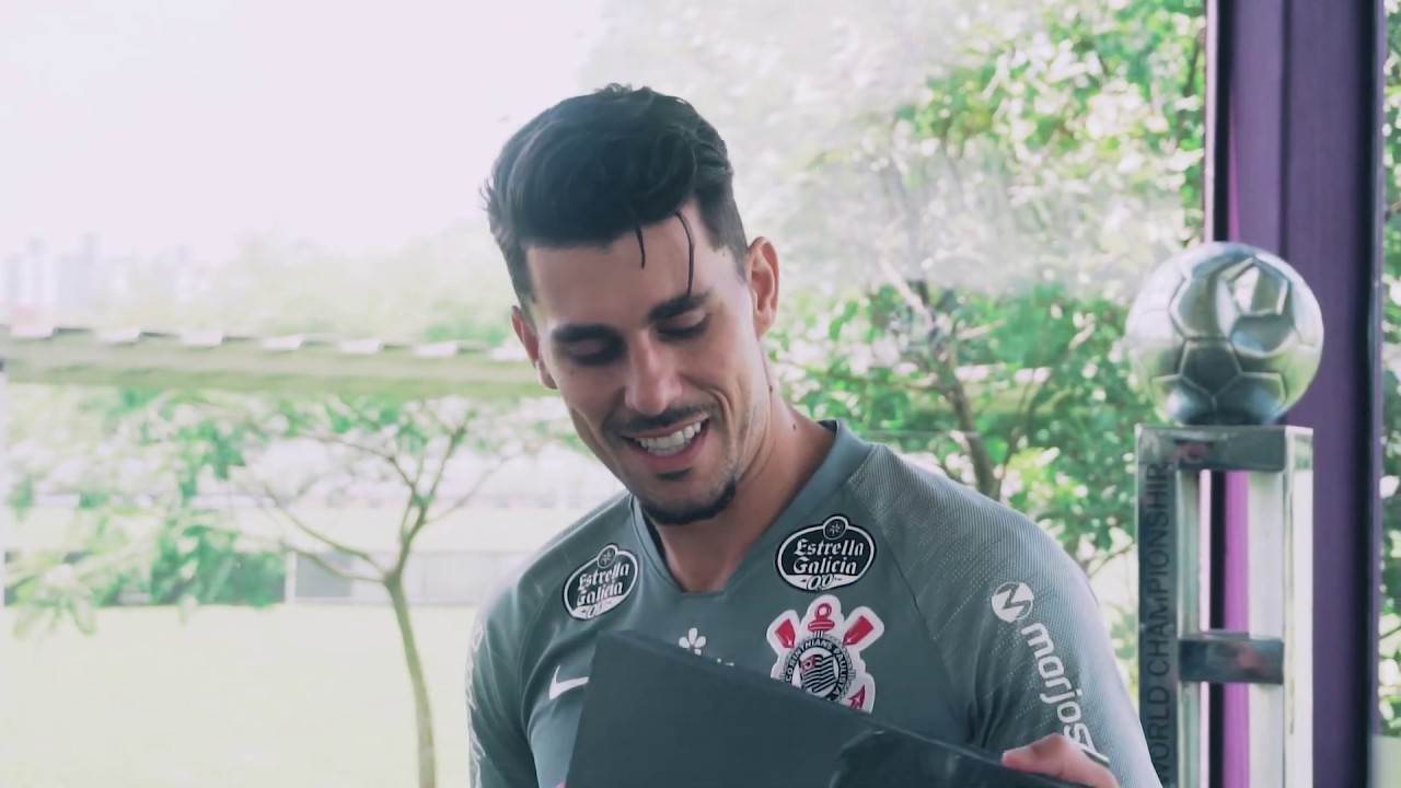 Danilo Avelar recebe presente no CT - YouTube