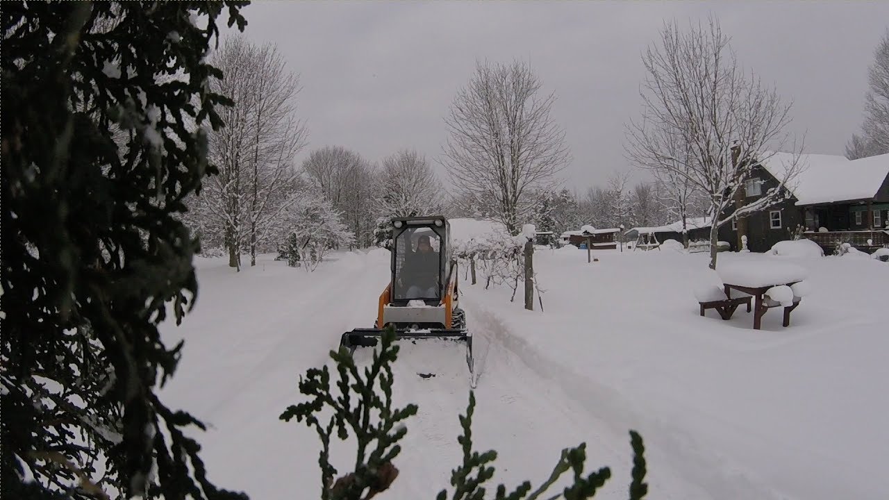Bobcat 440b with HLA 1500 snow pusher - YouTube