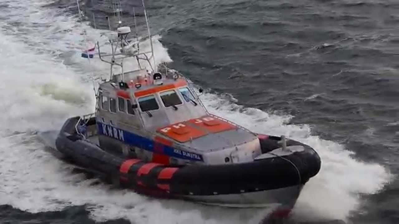 KNRM-reddingsboot Joke Dijkstra oefent bij Texel naast TESO-boot (clip ...