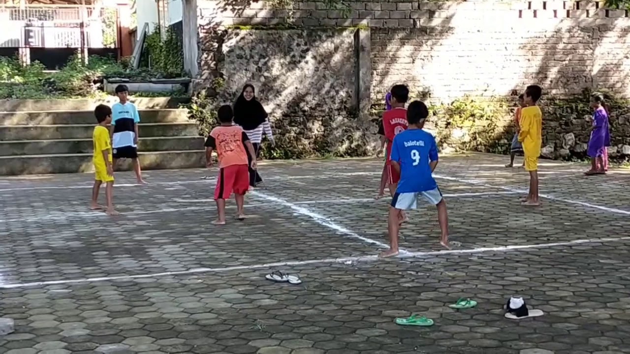 Permainan tradisional Sasak selodor - YouTube