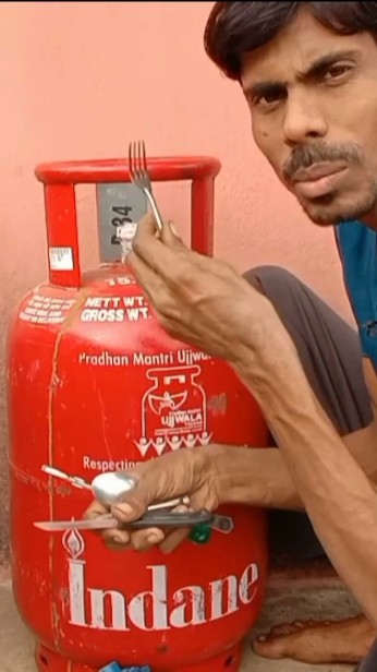 How to open gas cylinder cap using spoon 🤔 ️ #shorts #gas #cylinder # ...