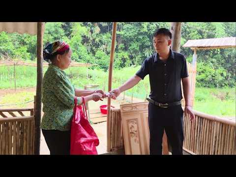 Hang's mother returned and gave Hang a large sum of money.