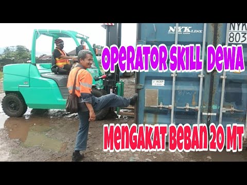 Operator forklift skill Dewa, menurunkan kontainer muatan 30 ton - YouTube