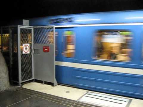 SL C14/C15 Tunnelbanetåg ankommer Fridhemsplan (2) - YouTube