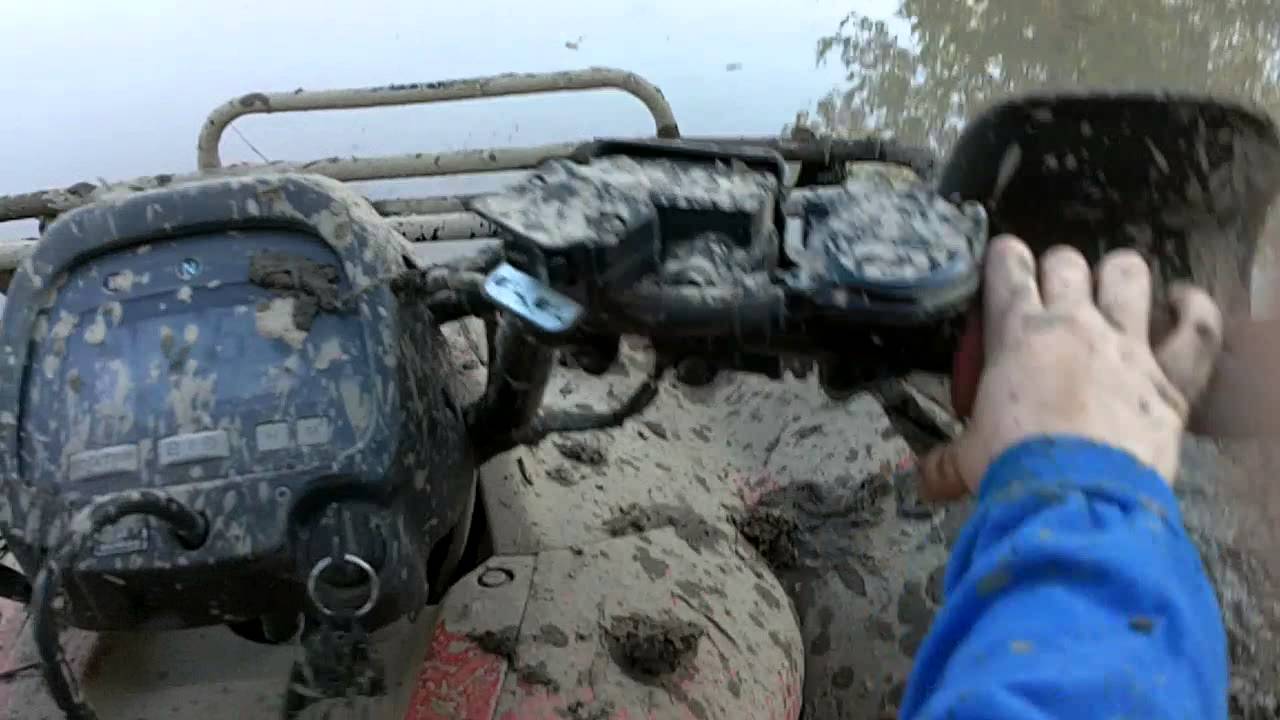 Honda atv deep mudding - YouTube