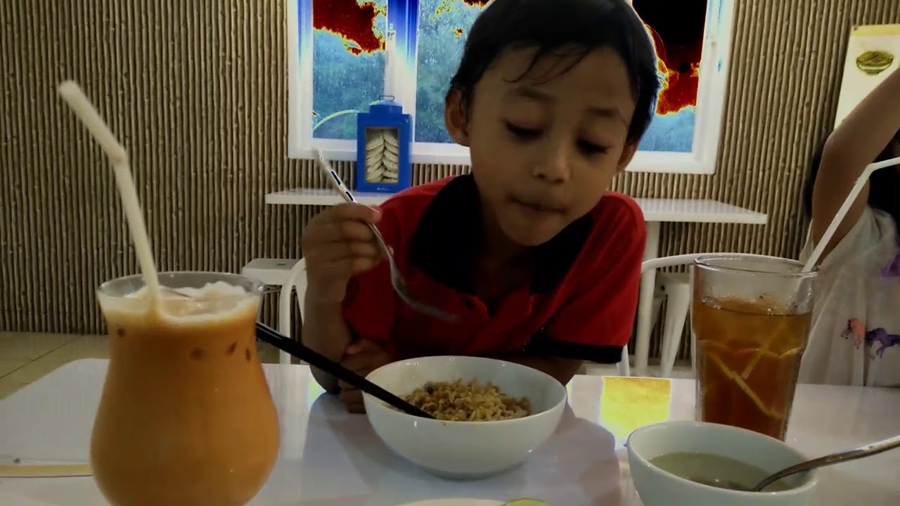 Pulang sekolah mampir ke Mie Graha Pasar Segar Graha Raya Bintaro - YouTube