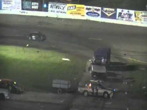 Slamfest 2010 Figure 8 Trailer Race @ Slinger Super Speedway - YouTube