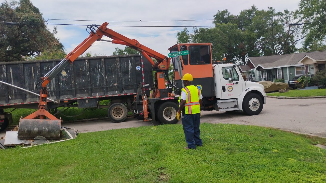 heavy trash pickup 46535 Northeast in Southeast - YouTube