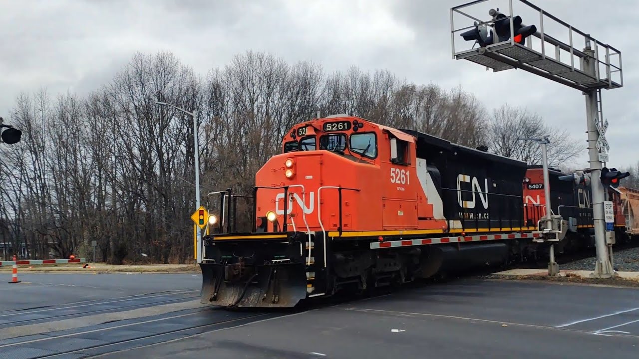 L521 SD40-2W Springfield, MI - YouTube