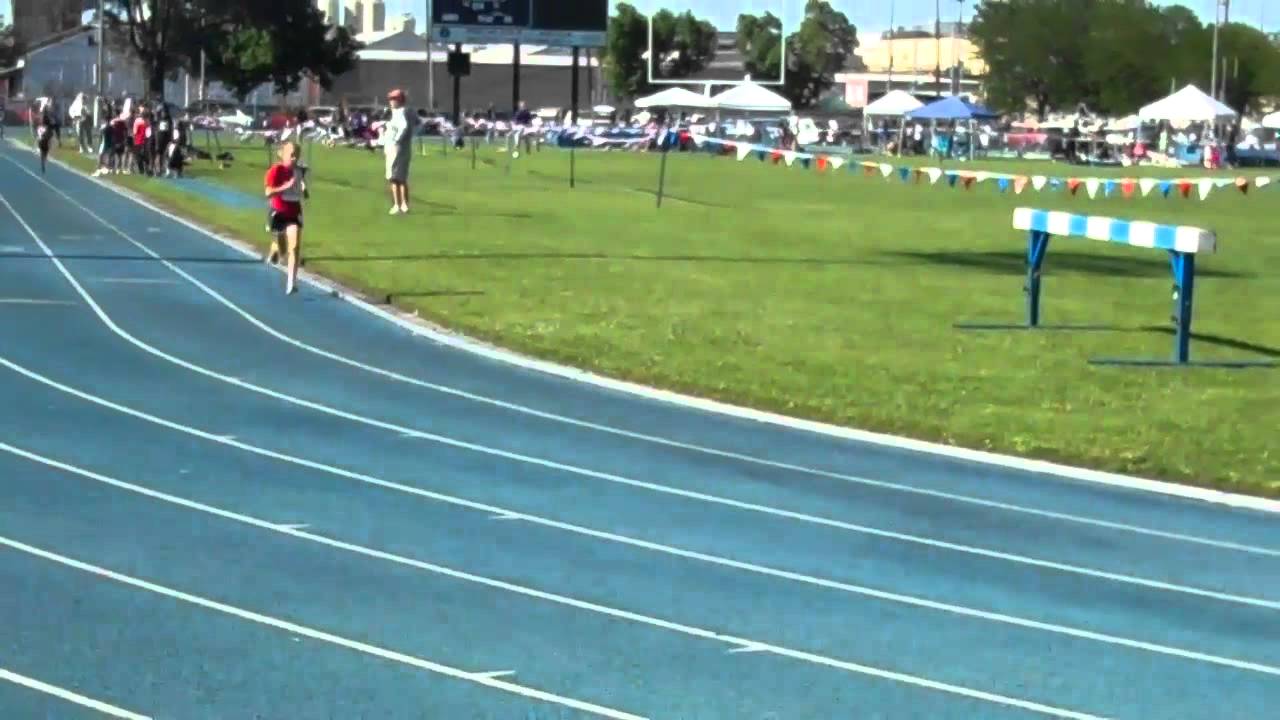 Sarah 1500m race lap 3 - YouTube