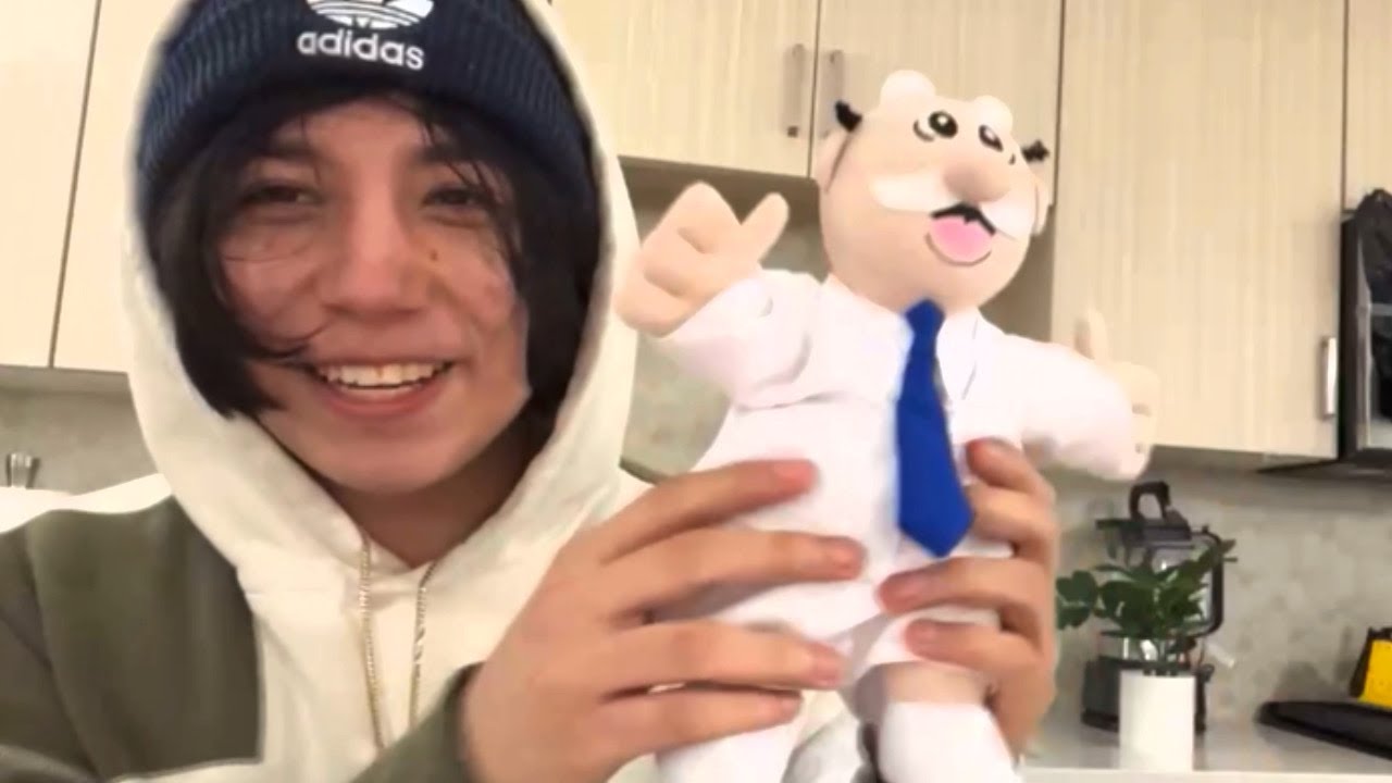 Quackity intenta explicar lo que es el Dr.Simi a su audiencia en inglés ...