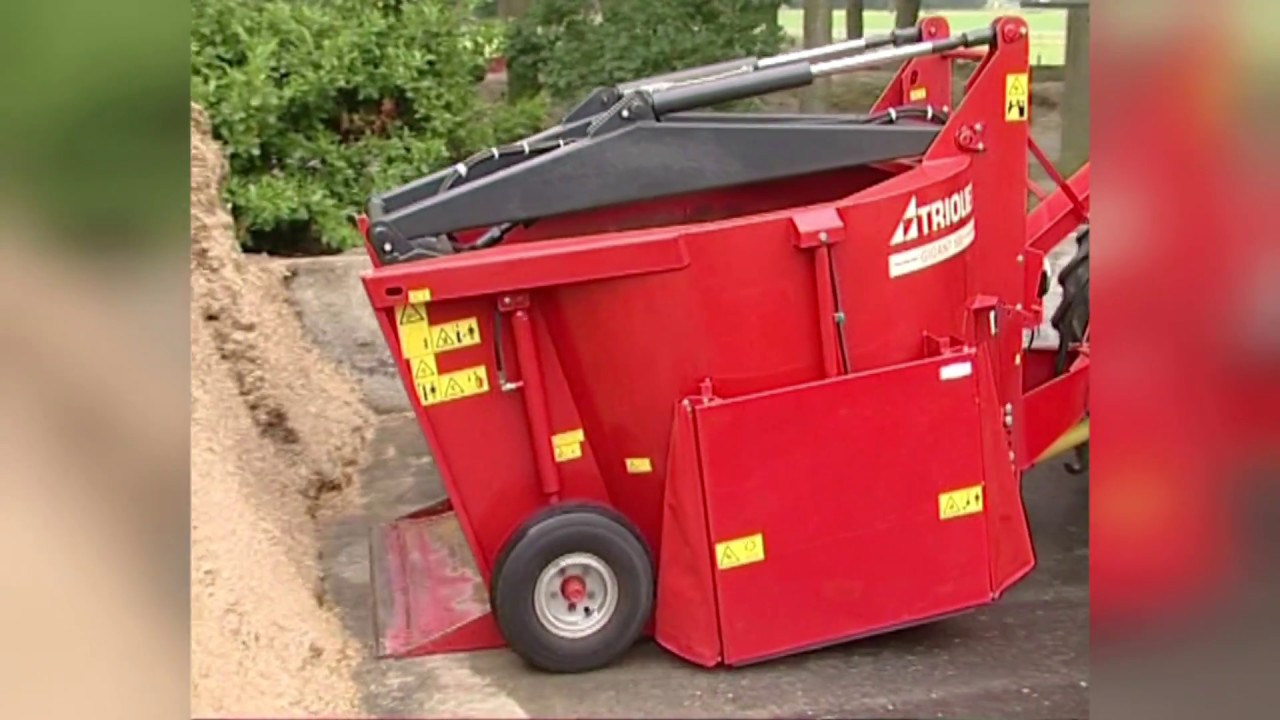 Gigant self loading mixer feeder - TRIOLIET - YouTube