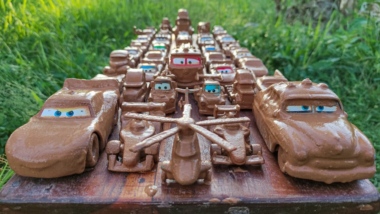 Disney Pixar Cars fall into the mud: Lightning McQueen, Sally Carrera ...