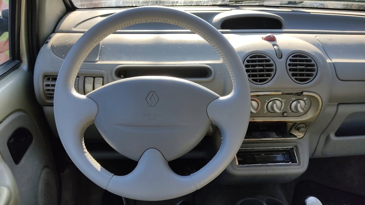 Remise en état du volant de la Twingo initiale Paris - YouTube