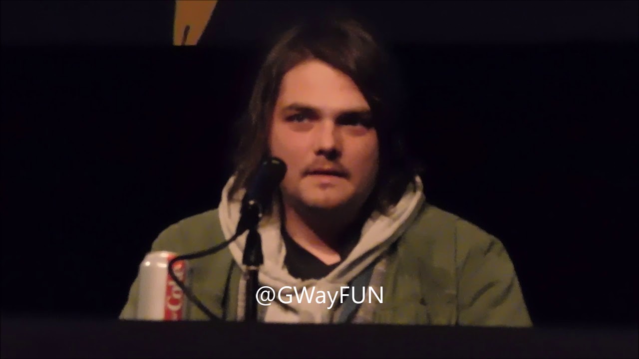 Sweet interaction between Gerard Way and father of a teenage fan - YouTube