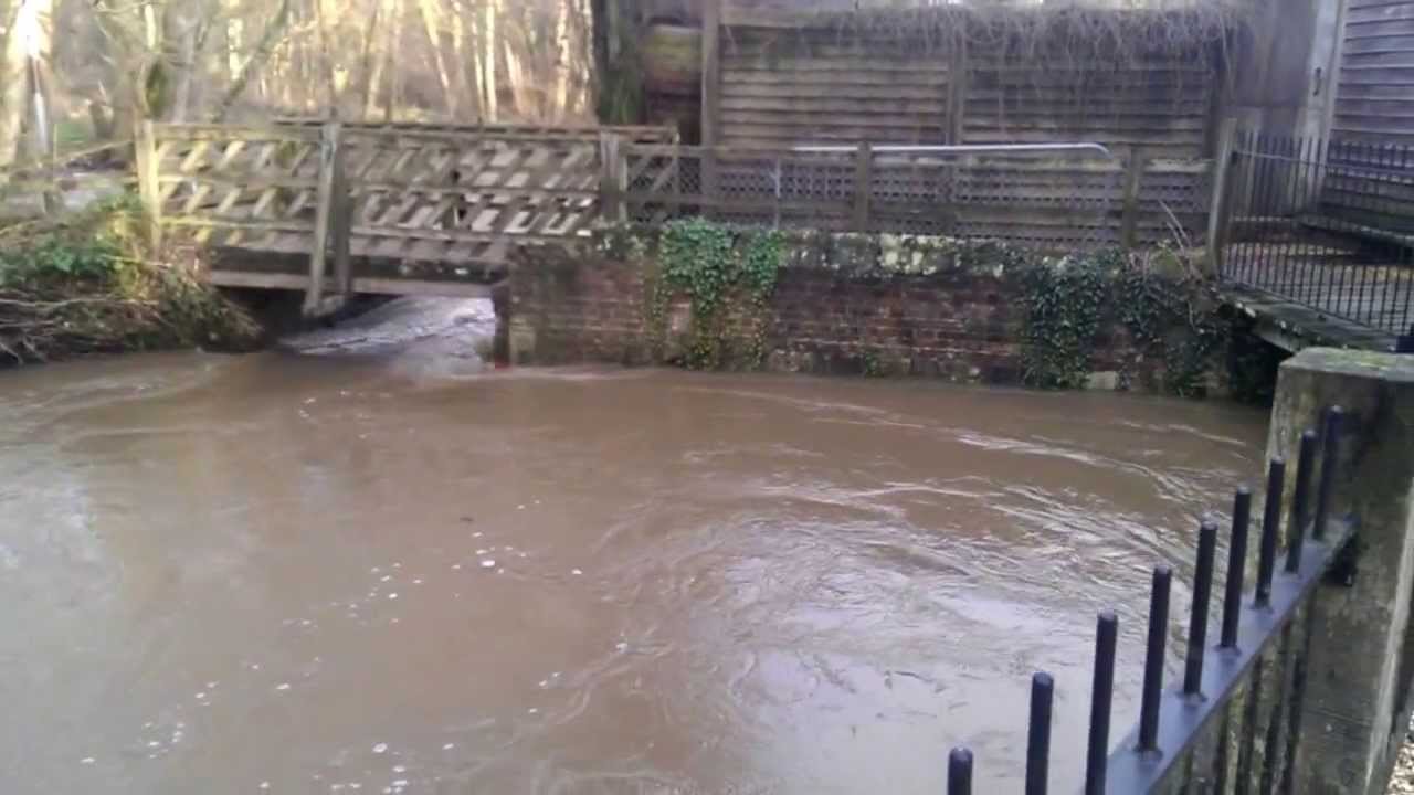 Old Mill Lane footbridge over the River Rother, Petersfield - YouTube