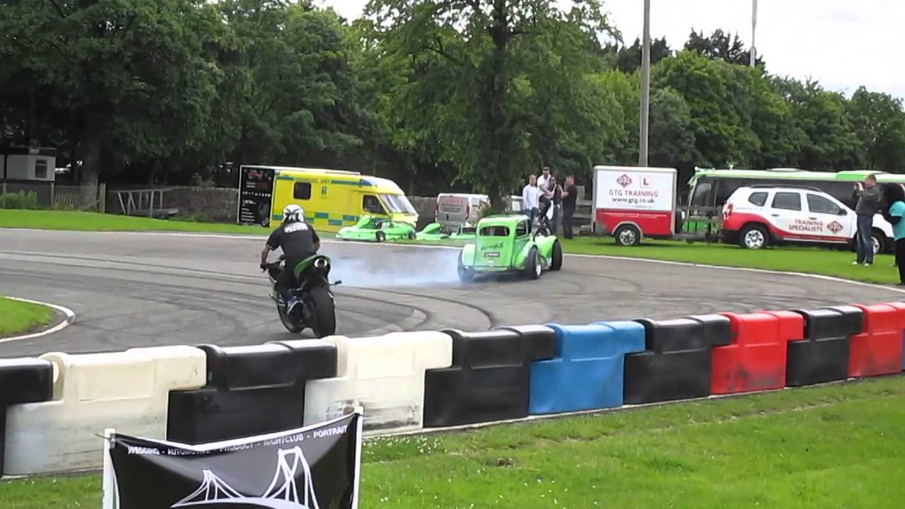 stunt monkey on legend car show ingliston 2015 - YouTube