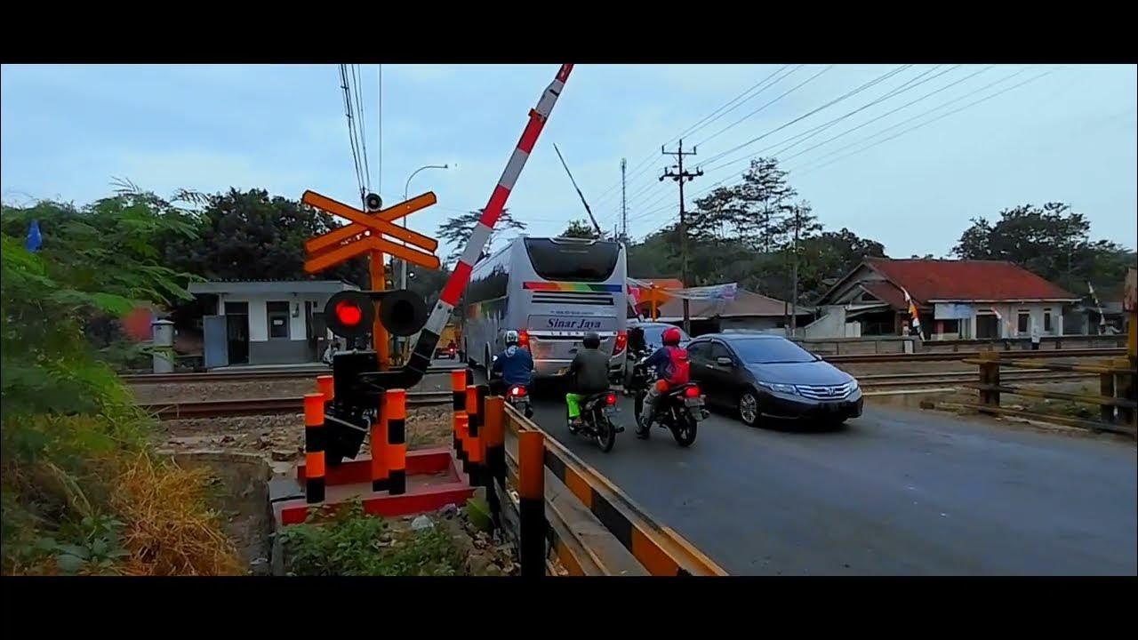 KOMPILASI KERETA API DI PALANG PINTU PERLINTASAN KA | RAILROAD CROSSING | SEPTEMBER 2023 - YouTube