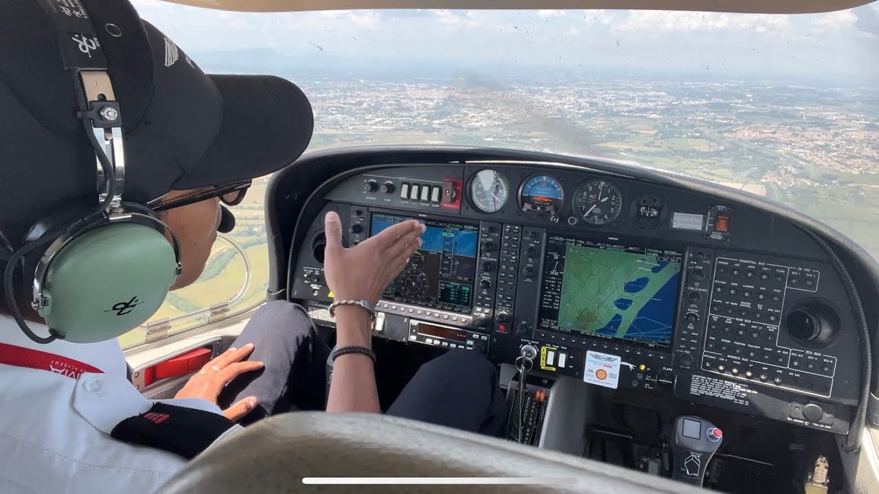 Right hand Downwind runway 35 landing at Avignon Airport DA40 - YouTube