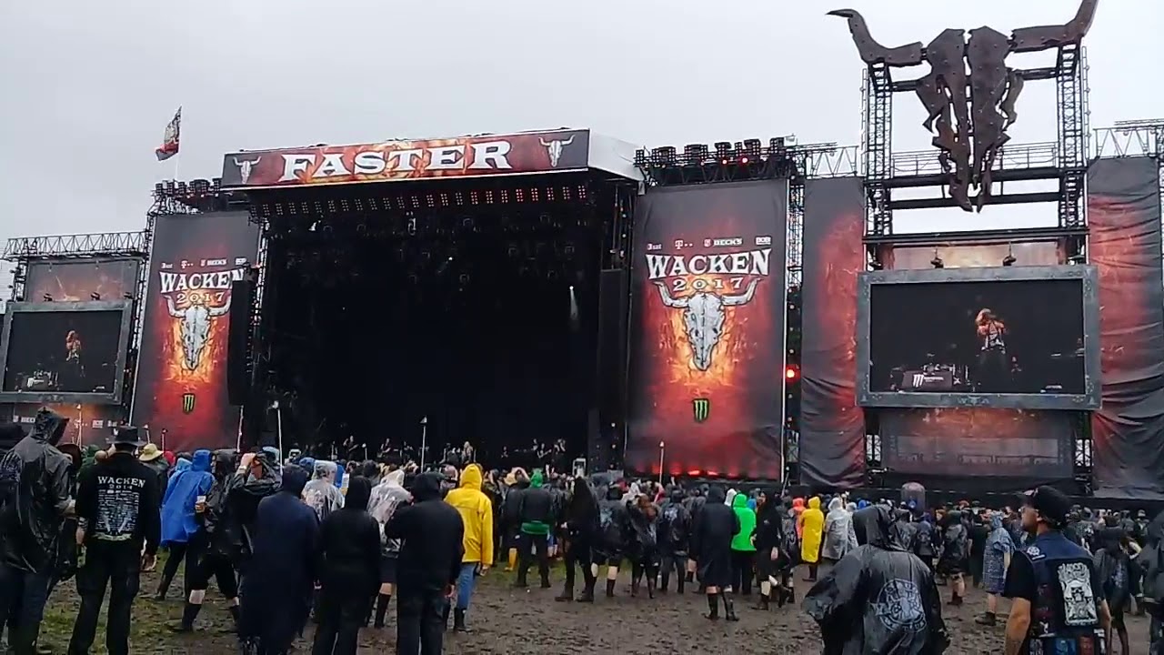 Ana paulera no show da DORO PESCH no wacken 2017 . - YouTube