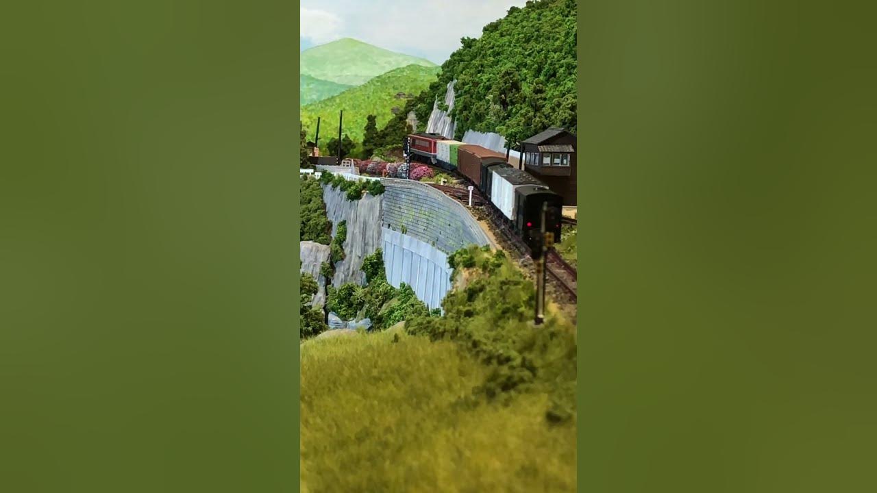 DF50の引く貨物列車が、スイッチバック駅を通過する。 #nゲージ鉄道模型 #nゲージレイアウト #DF50ディーゼル機関車 - YouTube
